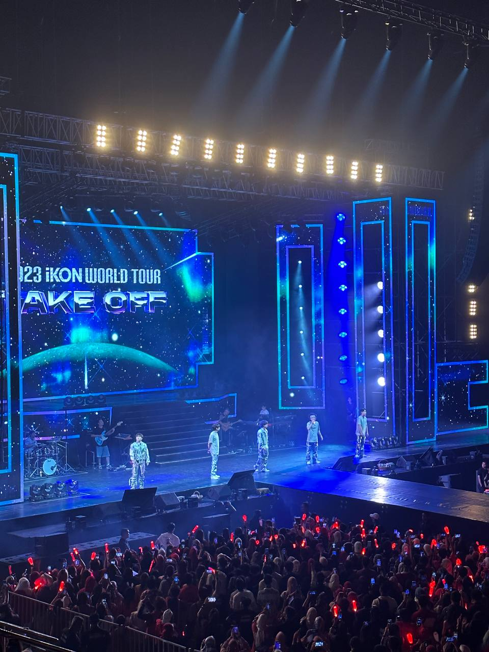 iKON 世界巡回演唱会在吉隆坡起飞，以令人兴奋的演出俘获了粉丝的心。 - Viggou